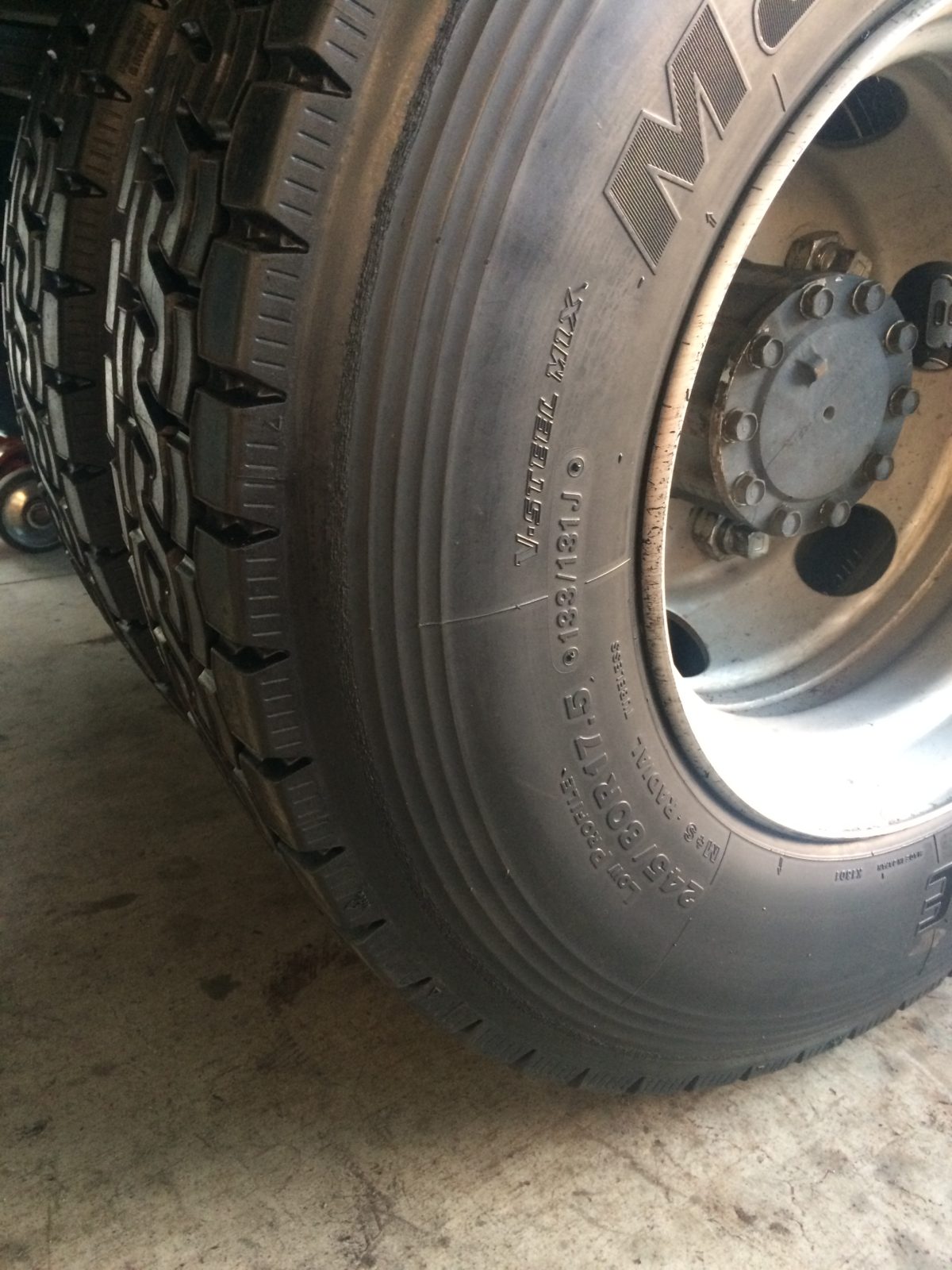 245/80R17.5 リトレッド入荷しました。 - トラックタイヤ交換・保管 ブリヂストン北大阪TRC