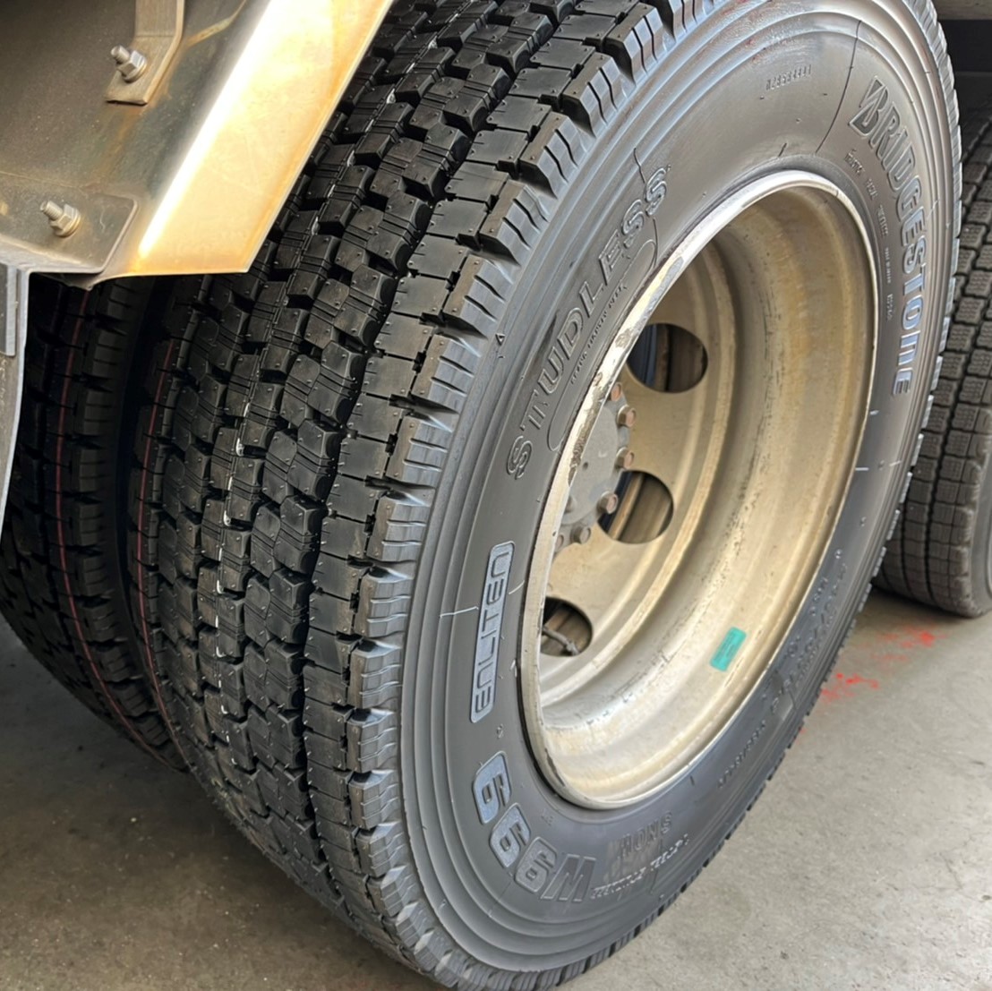 新商品W999装着 - トラックタイヤ交換・保管 ブリヂストン北大阪TRC